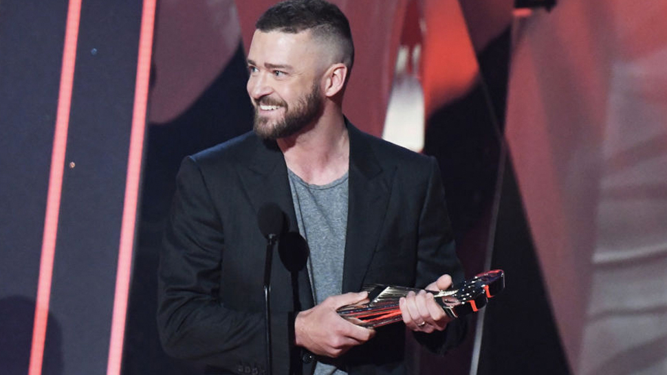 How to rock a t-shirt with your suit